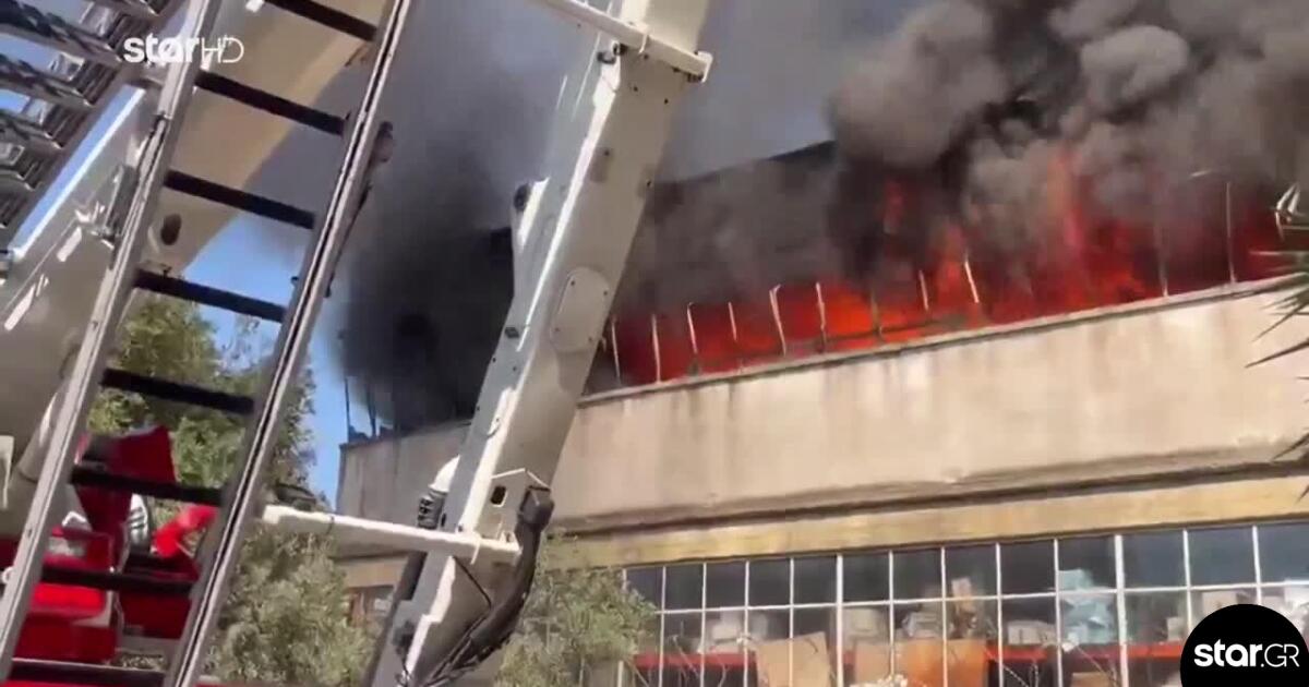 Video Φωτιά Αιγάλεω: Κατέρρευσε Ταράτσα Εργοστασίου | Star.gr